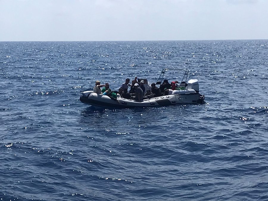 Εντοπισμός και διάσωση 24 ατόμων και σύλληψη 2 διακινητών στη Ρόδο | ΛΣ ...