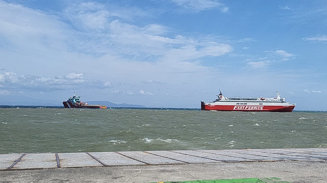 Εμπλοκή αγκυρών Ε/Γ-Ο/Γ πλοίων στον λιμένα Ραφήνας | ΛΣ-ΕΛΑΚΤ
